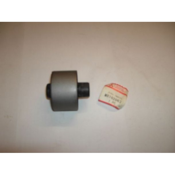 Mitsubishi Bærearmsbøsning MR102063. - NYE Mitsubishi reservedele - Per ...